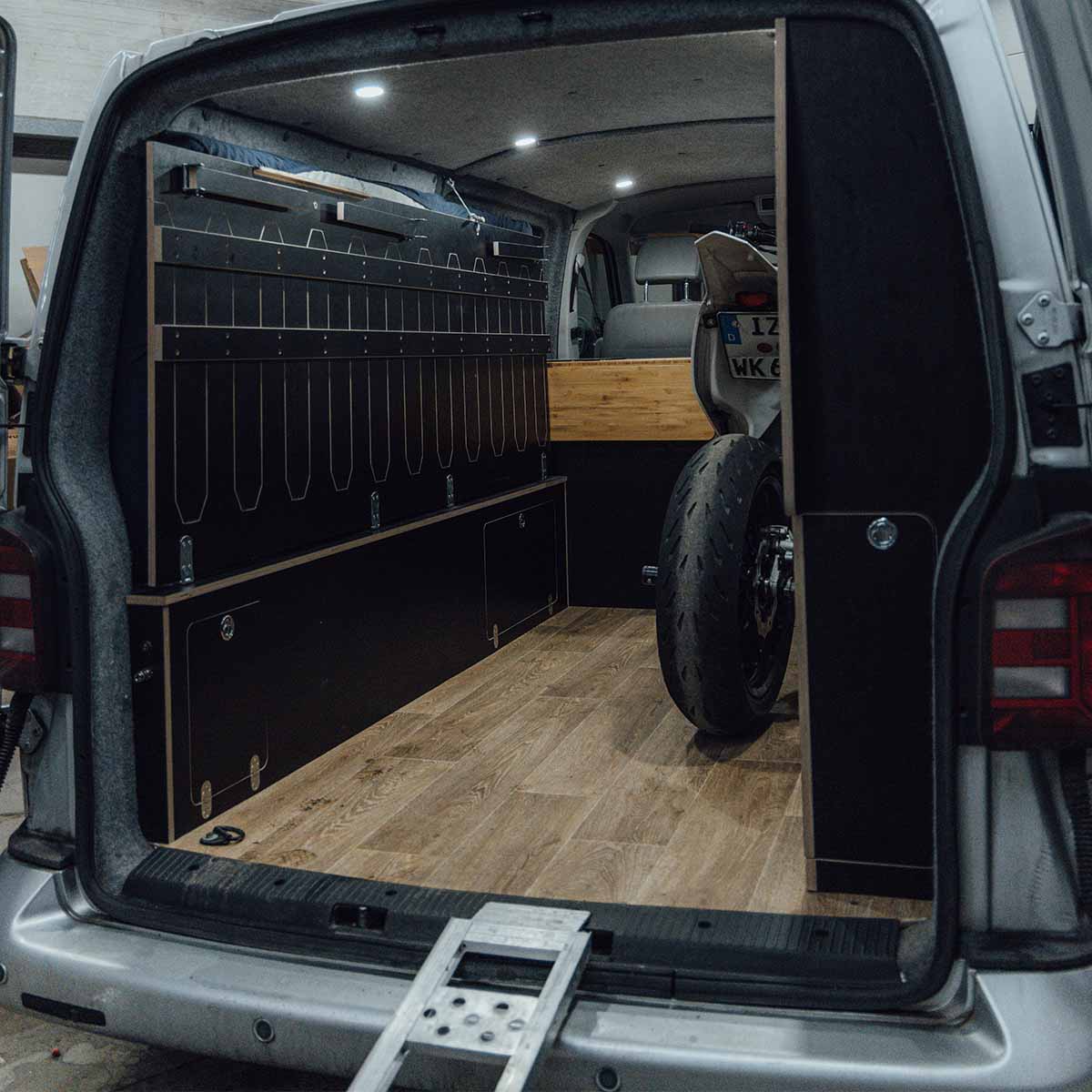Reisen mit Motorrad: Camper Ausbau leicht gemacht | MobyVan